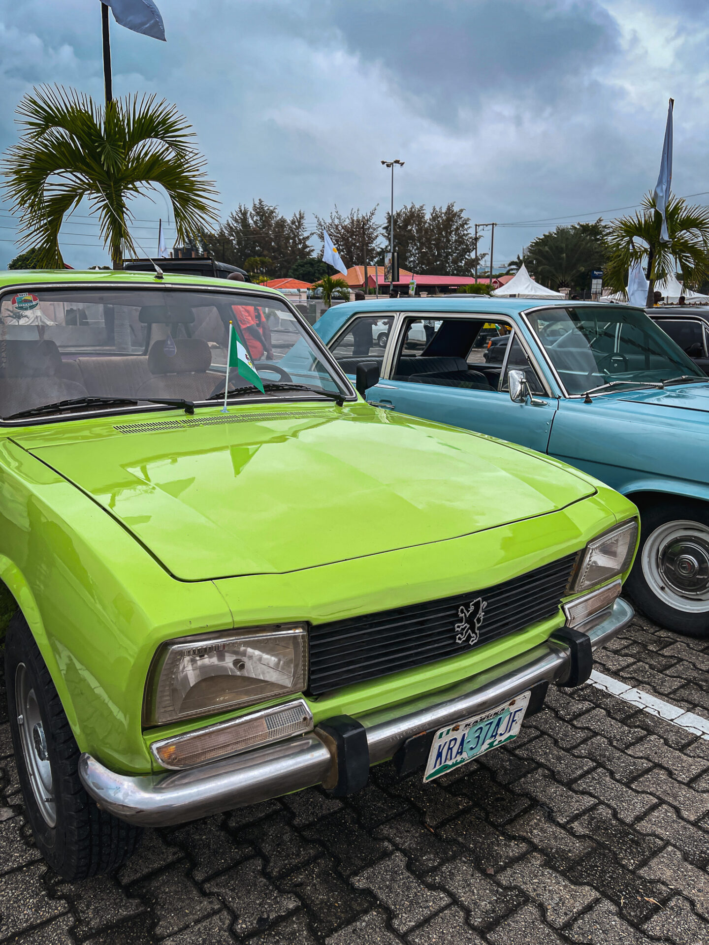 Kids Loving Nigerian Vintage Cars - Classic Car Parade ! - littlebigbiteco