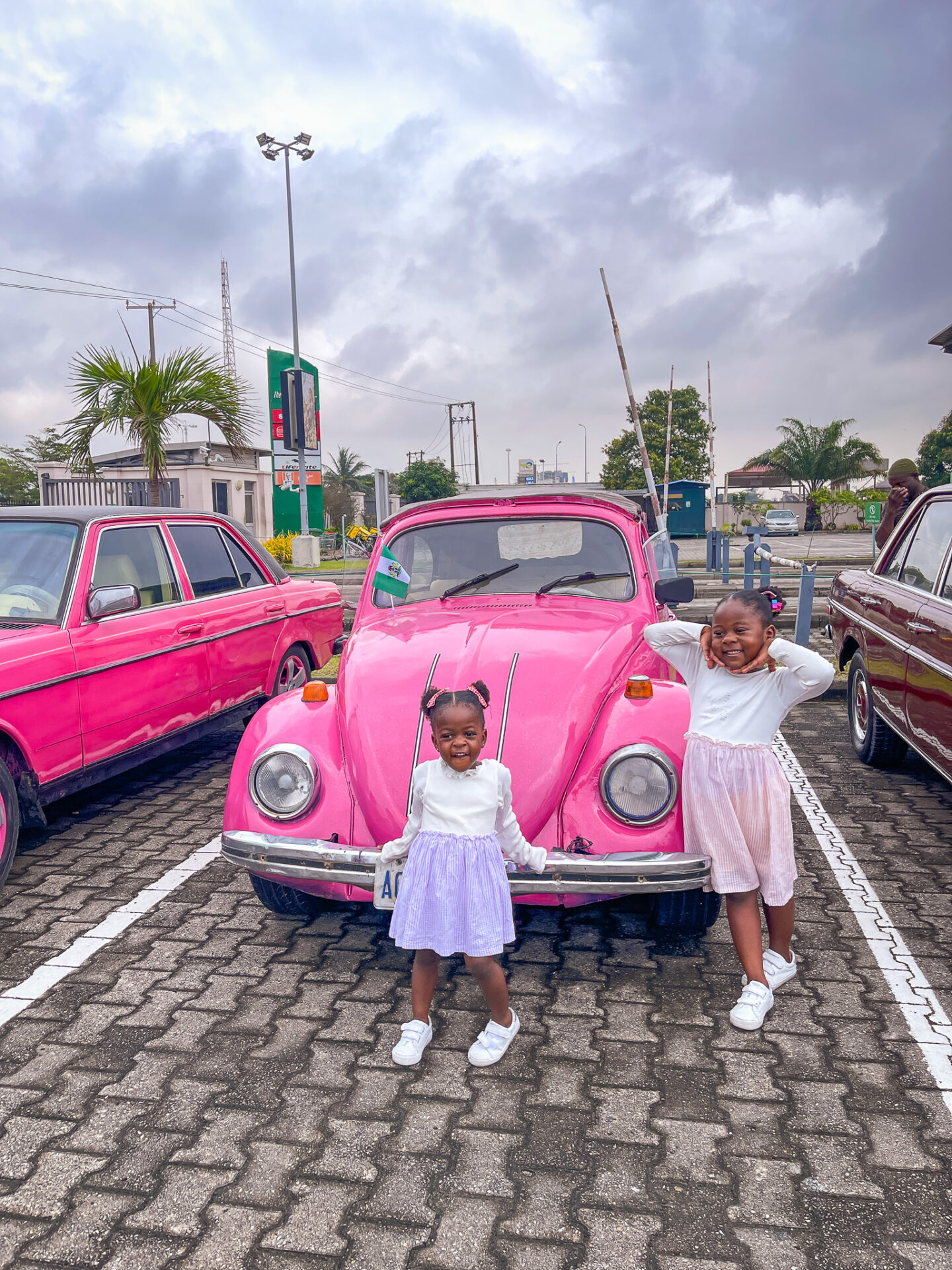 Kids Loving Nigerian Vintage Cars - Classic Car Parade ! - littlebigbiteco