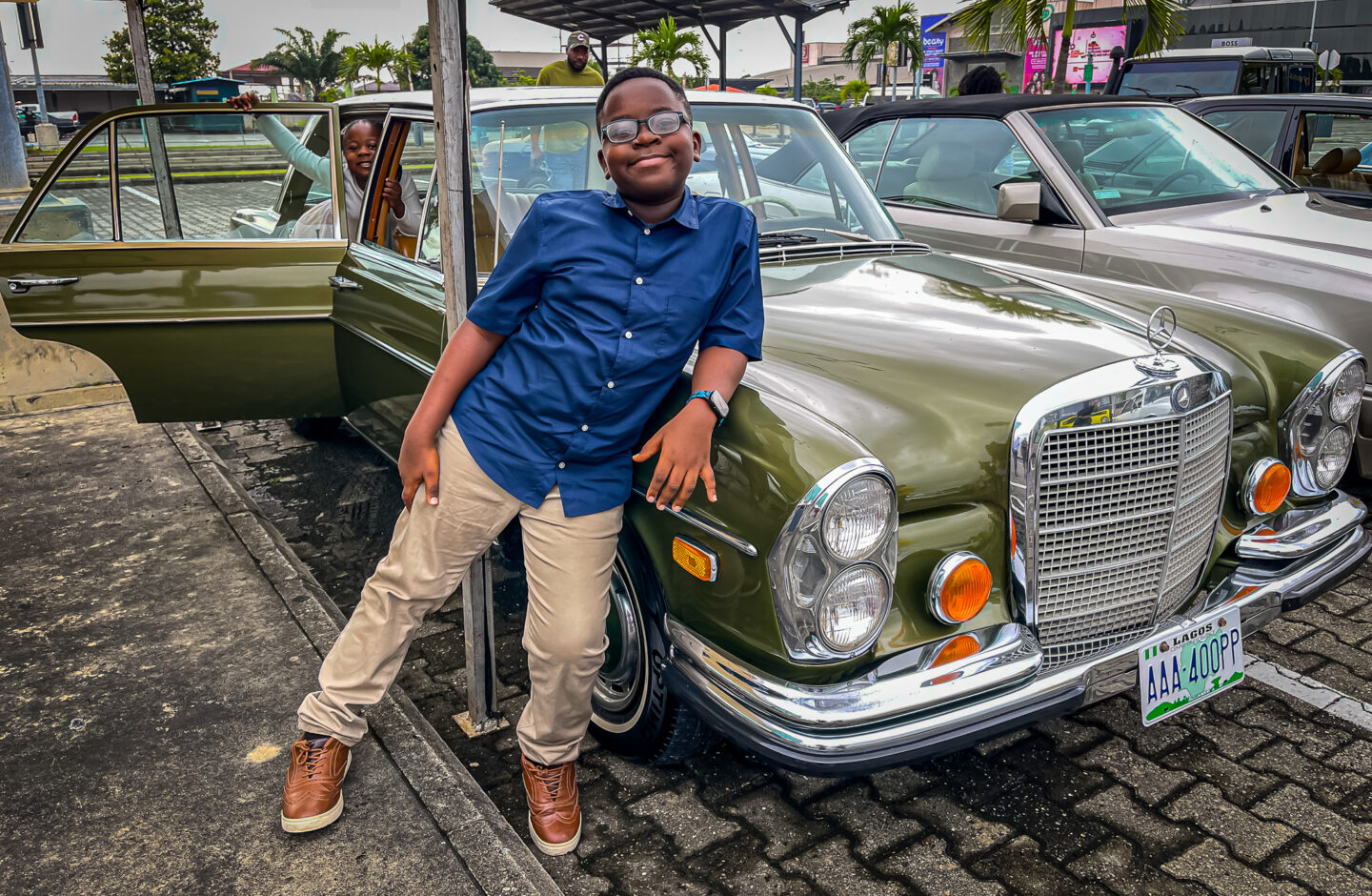 Kids Loving Nigerian Vintage Cars - Classic Car Parade ! - littlebigbiteco